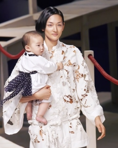 【冨永愛】息子「章胤(あきつぐ)」の父親は誰?離婚理由と歴代彼氏は? Trendist